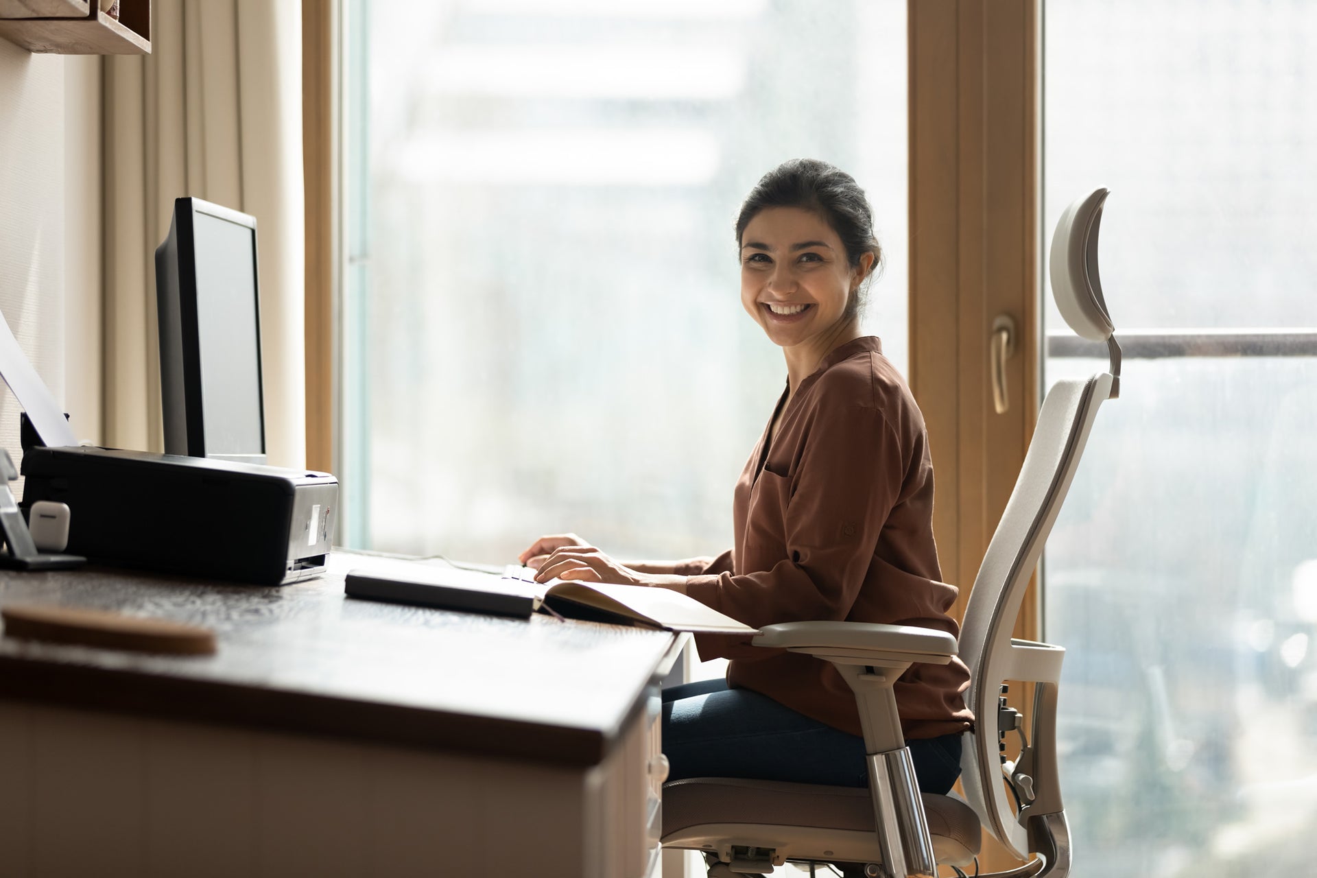 Ergonomic Office Chairs & Desks for Comfort & Productivity | Lundia UK